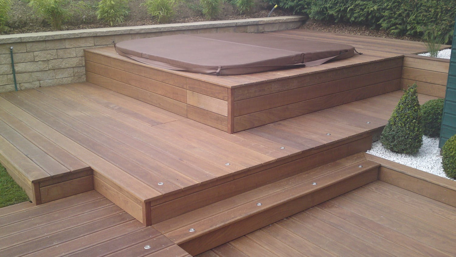 Entourage Spa en bois exotique avec escalier - As Menuiserie